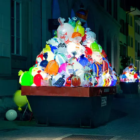 Çopên plastîk ên ku Muzexaneyê ji hêla Luzinterruptus ve diparêzin