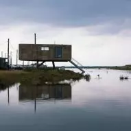 Лиза Шеллийн Redshank зураачийн студи далайн давсан намаг дээр босгосон бөгөөд IPCC-ийн уур амьсгалын тайлангийн түүхийг дүрслэн харуулахад ашигладаг.