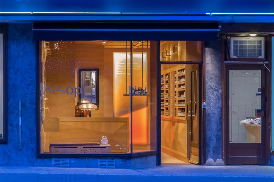 Aesop-winkel in Oslo ontwerp deur Snøhetta bedek met driedimensionele eikehoutpanele