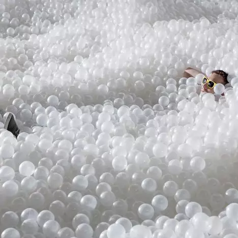 Pemasangan Beach oleh Snarkitecture