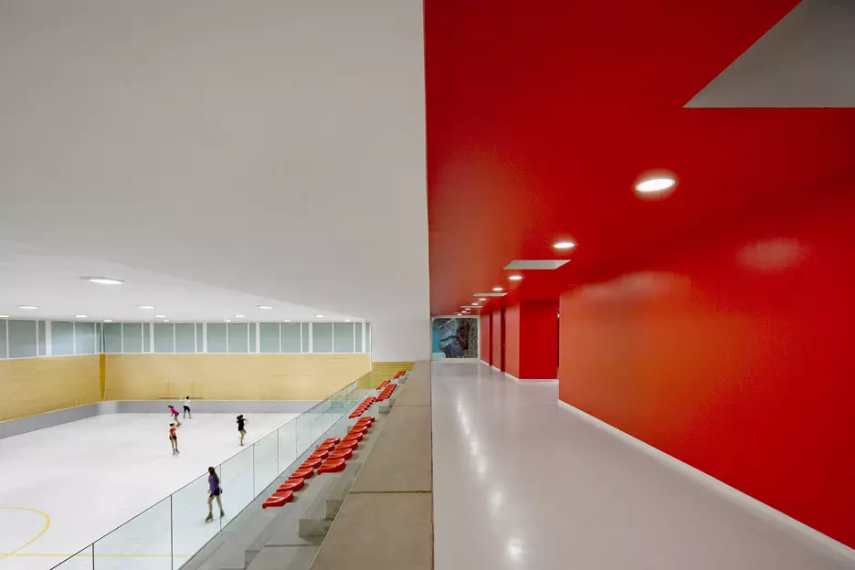 Pašvaldības sporta halle Žironā, autors Baena Casamor Architects