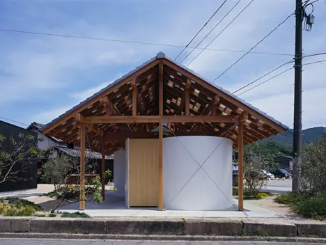 Cabaña con la pared del arco de Tato Architects