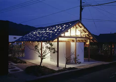 Cabaña con la pared del arco de Tato Architects