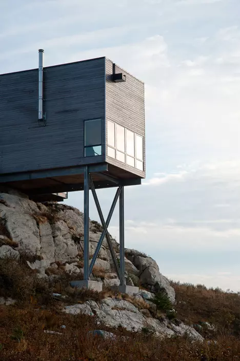 Ang Cliff House ni MacKay-Lyons Sweetapple Architects nahimutang sa ibabaw sa usa ka bato nga nawong