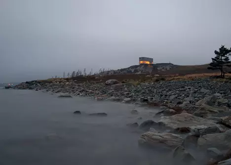 Ang Cliff House ni MacKay-Lyons Sweetapple Architects nahimutang sa ibabaw sa usa ka bato nga nawong