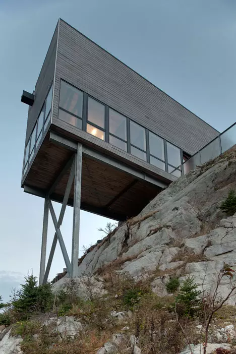 Cliff House von MacKay-Lyons Sweetapple Architects thront über einer steilen Felswand