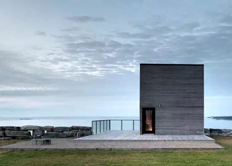 Cliff House oleh MacKay-Lyons Sweetapple Architects terletak di atas permukaan batu yang terserlah