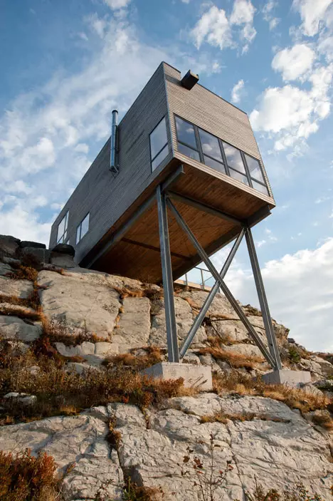 MacKay-Lyons Sweetapple Architects 的悬崖屋坐落在陡峭的岩壁上