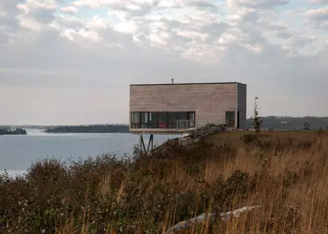 Ang Cliff House ni MacKay-Lyons Sweetapple Architects nahimutang sa ibabaw sa usa ka bato nga nawong