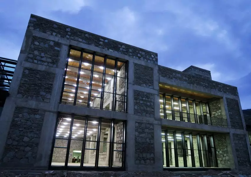 Batang People Primary School ni Livil Architects