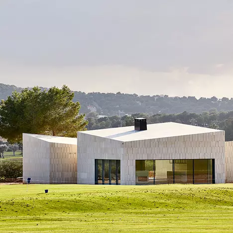 Stone Clubhouse av GRAS Arquitectos