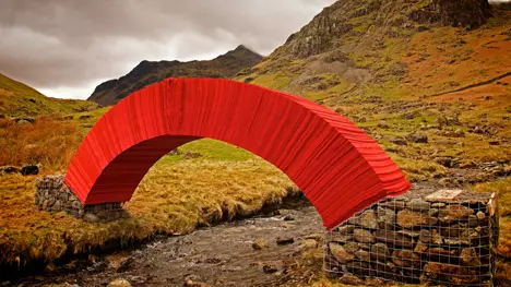 Paperbridge ໂດຍ Steve Messam