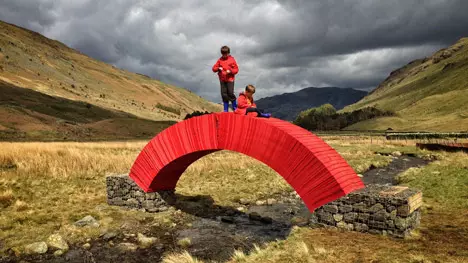 Paperbridge ໂດຍ Steve Messam