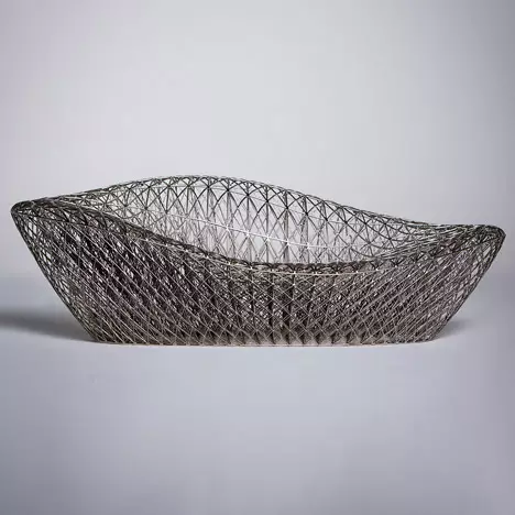 D'Janne Kyttanen baut 3D-gedréckte Sofa aus engem minimale Mesh