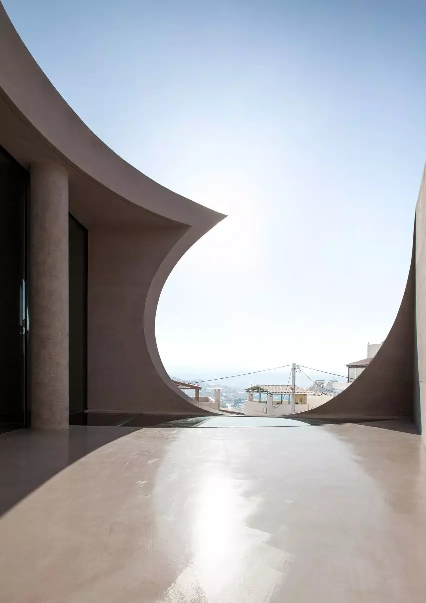 Hûs yn Heraklion troch Tense Architecture