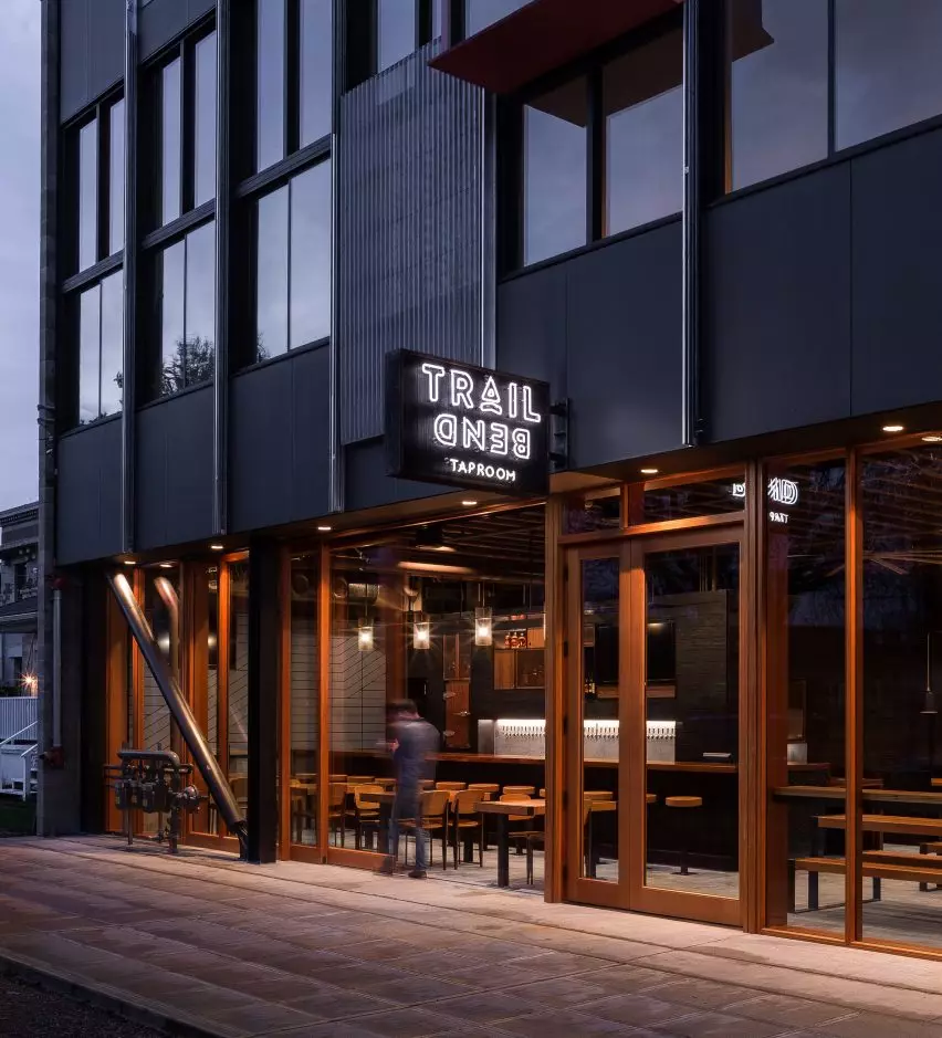 Bialann Trailbend Taproom agus halla beorach i Seattle Washington le Graham Baba Architects