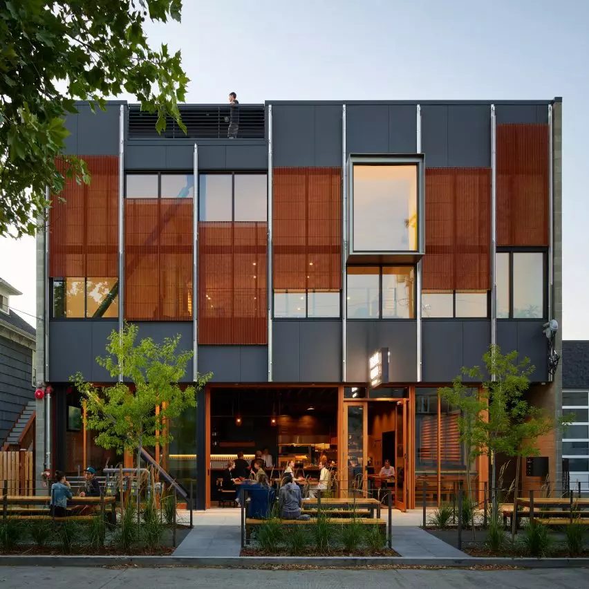 Trailbend Taproom restoran ak beerhall nan Seattle Washington pa Graham Baba Architects