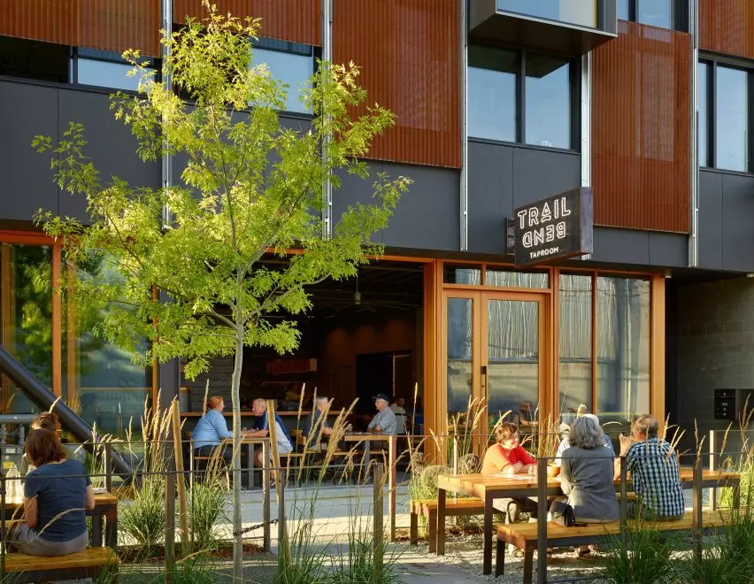 Bialann Trailbend Taproom agus halla beorach i Seattle Washington le Graham Baba Architects