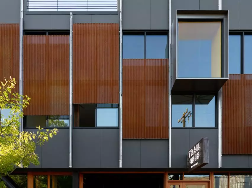 Trailbend Taproom restoran ak beerhall nan Seattle Washington pa Graham Baba Architects