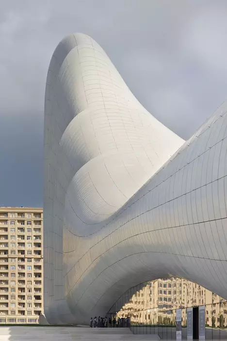 Heydar Aliyev Center naZaha Hadid