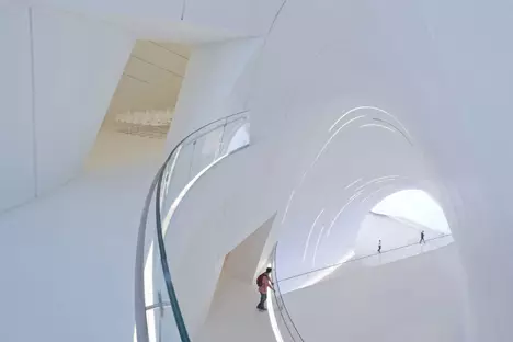 Heydar Aliyev Center naZaha Hadid