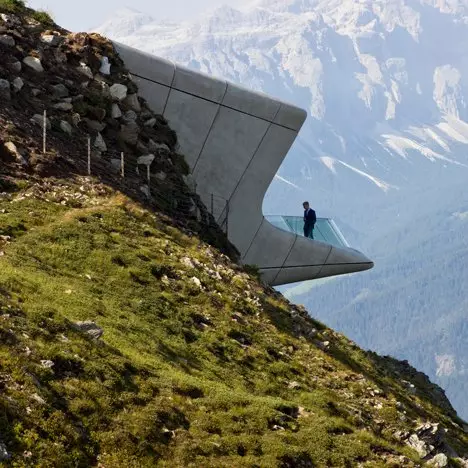 Messner Mountain Tsev khaws puav pheej Corones los ntawm Zaha Hadid Architects