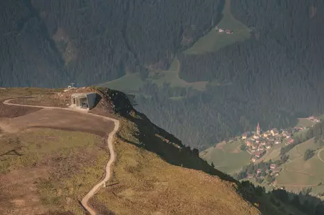 Messner Mountain Tsev khaws puav pheej Corones los ntawm Zaha Hadid Architects