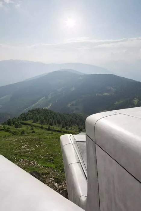 Messner Mountain Tsev khaws puav pheej Corones los ntawm Zaha Hadid Architects