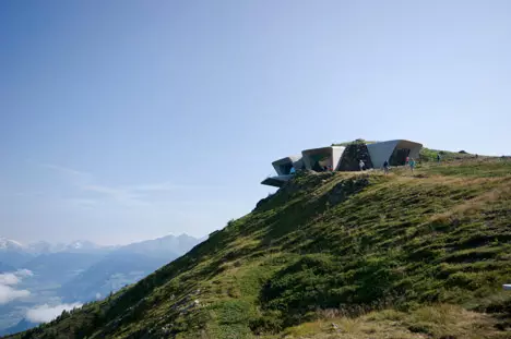 Messner Mountain Tsev khaws puav pheej Corones los ntawm Zaha Hadid Architects