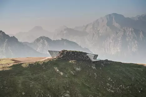 Messner Mountain Tsev khaws puav pheej Corones los ntawm Zaha Hadid Architects