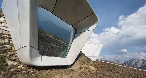 Messner Mountain Tsev khaws puav pheej Corones los ntawm Zaha Hadid Architects