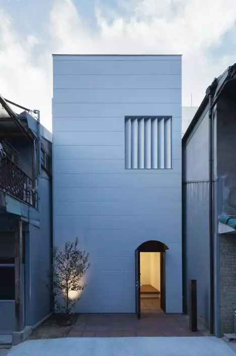 Japanescht Haus entworf ronderëm en Iessdësch vun Tsubasa Iwahashi Architects