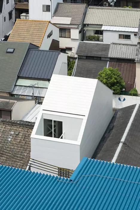 Japanescht Haus entworf ronderëm en Iessdësch vun Tsubasa Iwahashi Architects