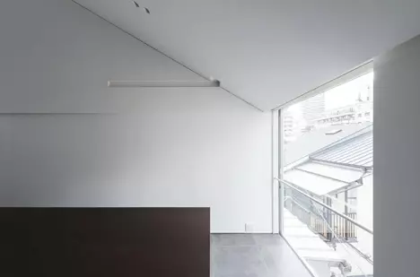 Japanese tsev tsim nyob ib ncig ntawm lub rooj noj mov los ntawm Tsubasa Iwahashi Architects