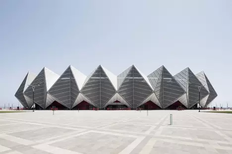 Baku Crystal Hall hauv Azerbaijan los ntawm GMP Architekten