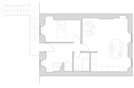 O plano da planta baixa da extensión do loft revestido de zinc de Konishi Gaffney crea un dormitorio adicional