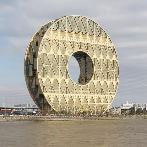 Doughnut-shaped skyscraper ua tiav hauv Guangzhou