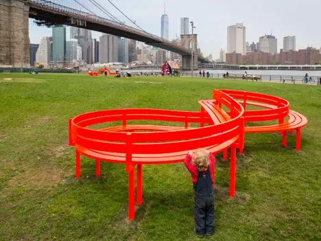 សូមប៉ះសិល្បៈដោយ Jeppe Hein នៅលើស្ពាន Brooklyn