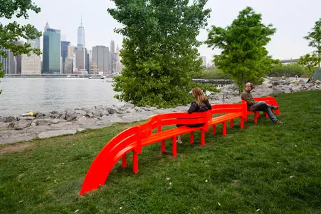 Chonde Gwirani Zojambulajambula za Jeppe Hein pa Brooklyn Bridge