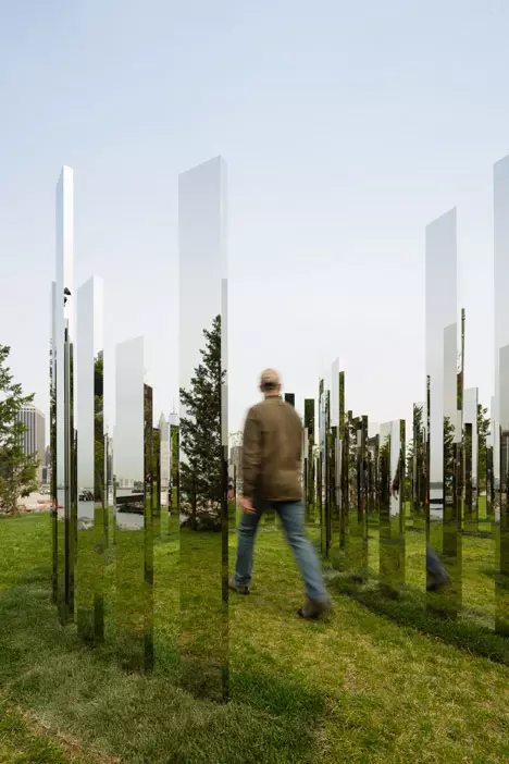 សូមប៉ះសិល្បៈដោយ Jeppe Hein នៅលើស្ពាន Brooklyn