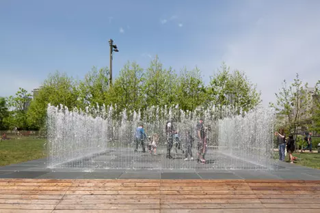 សូមប៉ះសិល្បៈដោយ Jeppe Hein នៅលើស្ពាន Brooklyn