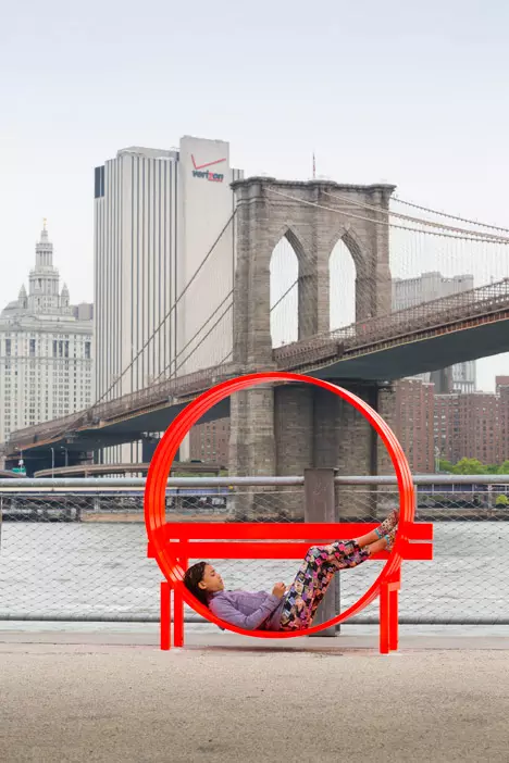 Please Touch the Art deur Jeppe Hein op Brooklyn Bridge