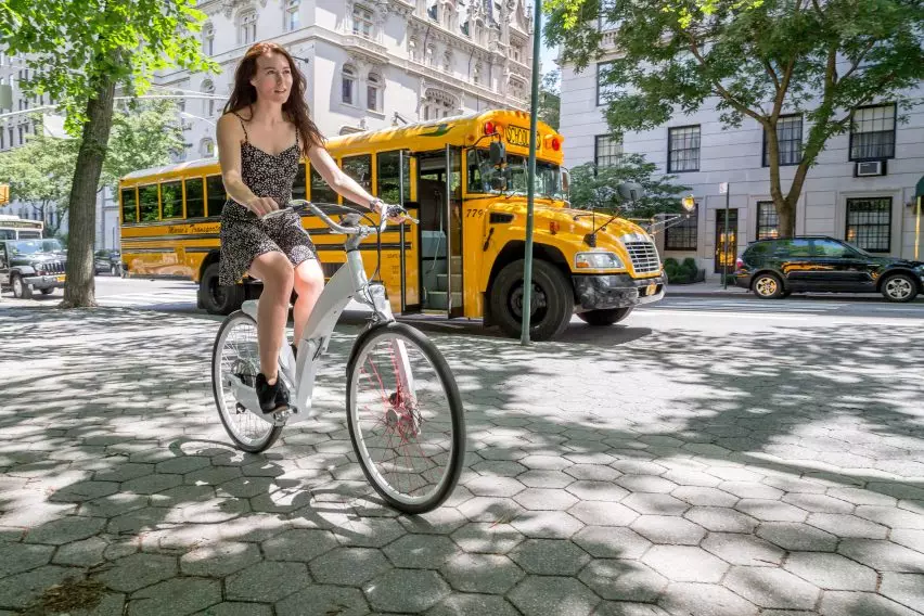La Gi FlyBike elettrica impiega solo un secondo per ripiegare i ciclisti in città