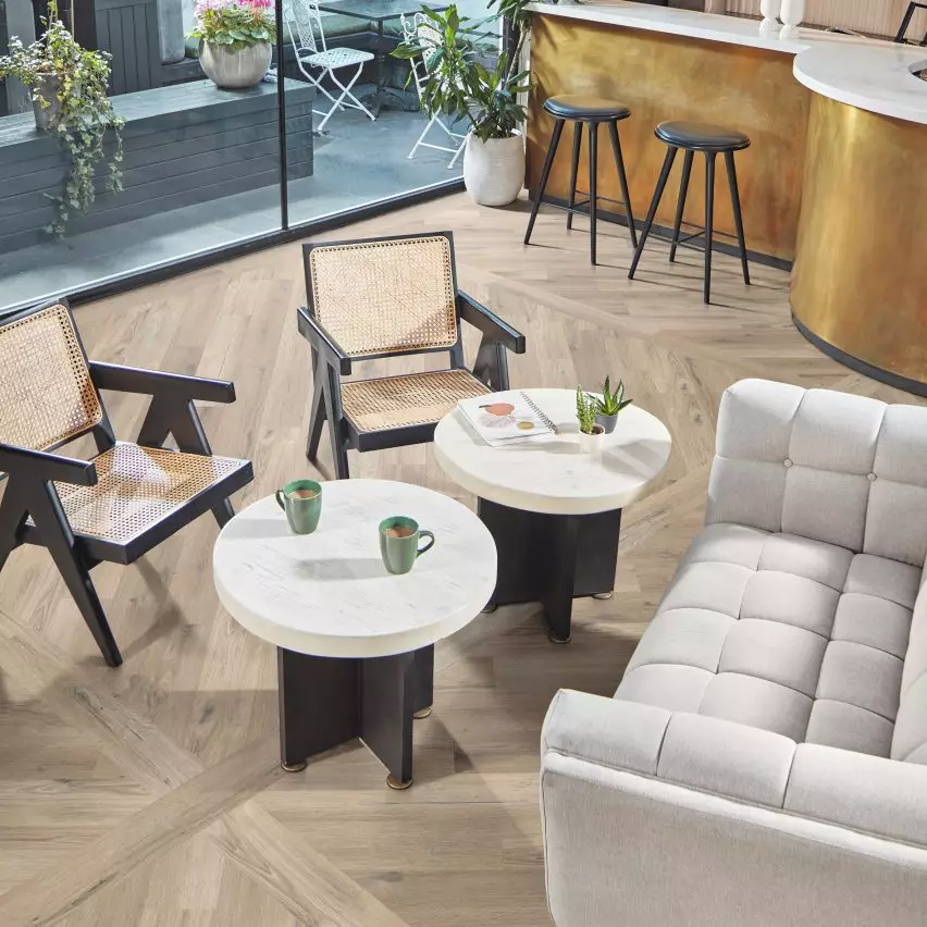 Oturmalı bir resepsiyon alanında kullanılan Karndean Designflooring'in şövalye karo koleksiyonu