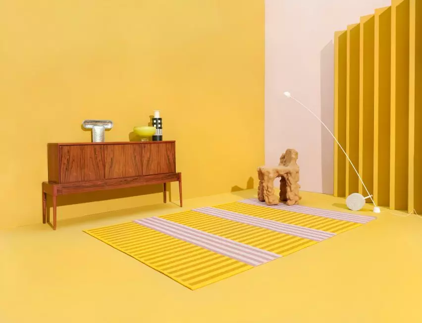 스톡홀름 디자인 위크(Stockholm Design Week)에서 Sight Unseen의 스트라이프 Kasthall 러그