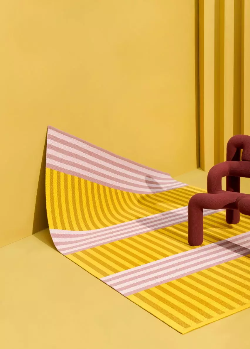 Randig Kasthall matta från Sight Unseen på Stockholm Design Week