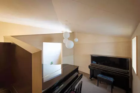 Piano House de NI&Co. Arkitektoj ofertas izolan lokon por muzikado