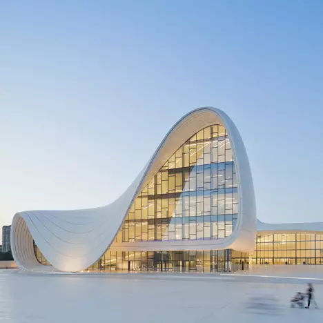 Heydar Aliyev Center, Baku, Azerbaydjan. Ki fèt pa Zaha Hadid ak Patrik Schumacher