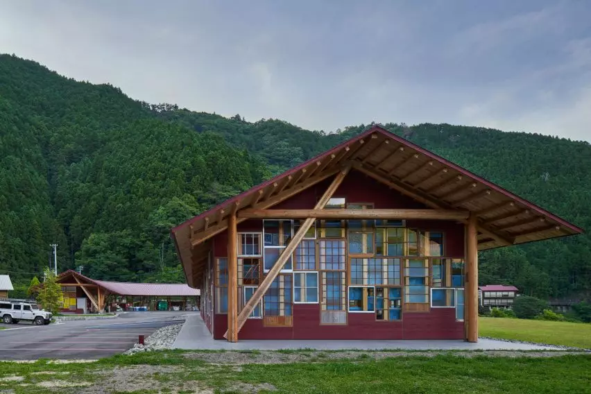 Kamikatsu nol chiqindilar markazidagi inshootlarning devorlari sovg'a qilingan eshiklardan qurilgan