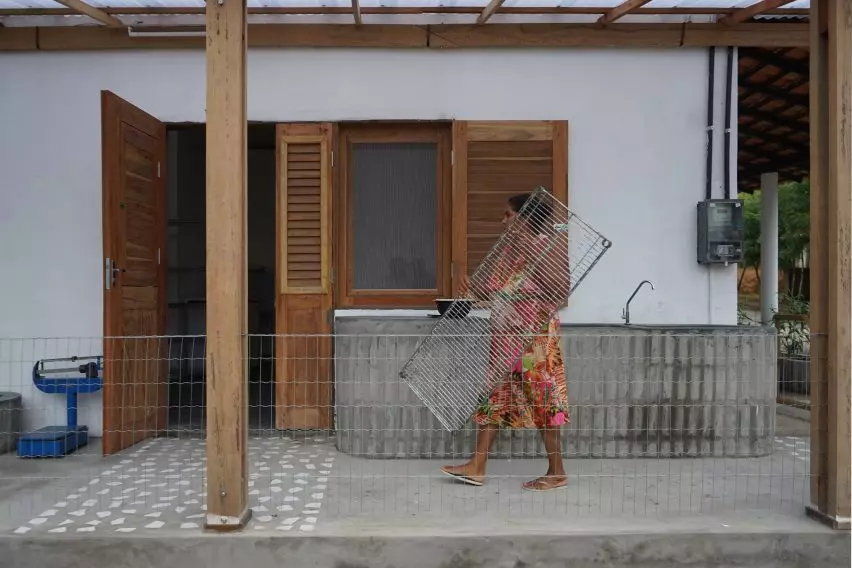 Quebradeira di luar pabrik tepung Babassu oleh Estudio Flume